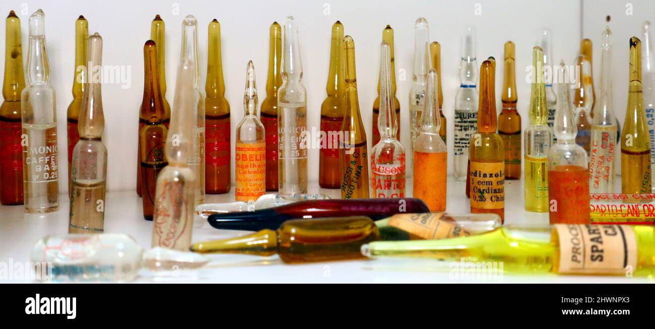 Vials antique Banque de photographies et d’images à haute résolution ...