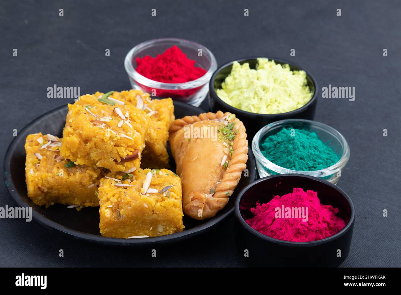 L'Indien Mawa Gujia aussi appelé Gujiya, Pirukiya, Pirukia, Pedakiya ...