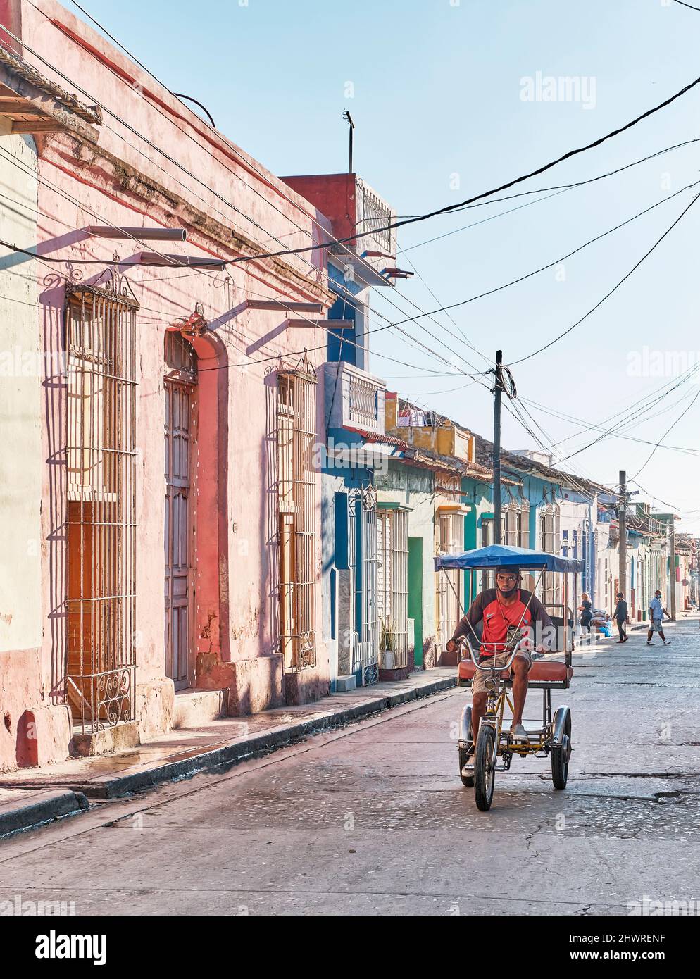 Vélo pousse-pousse sur la rue asphaltée dans la vieille ville coloniale ...