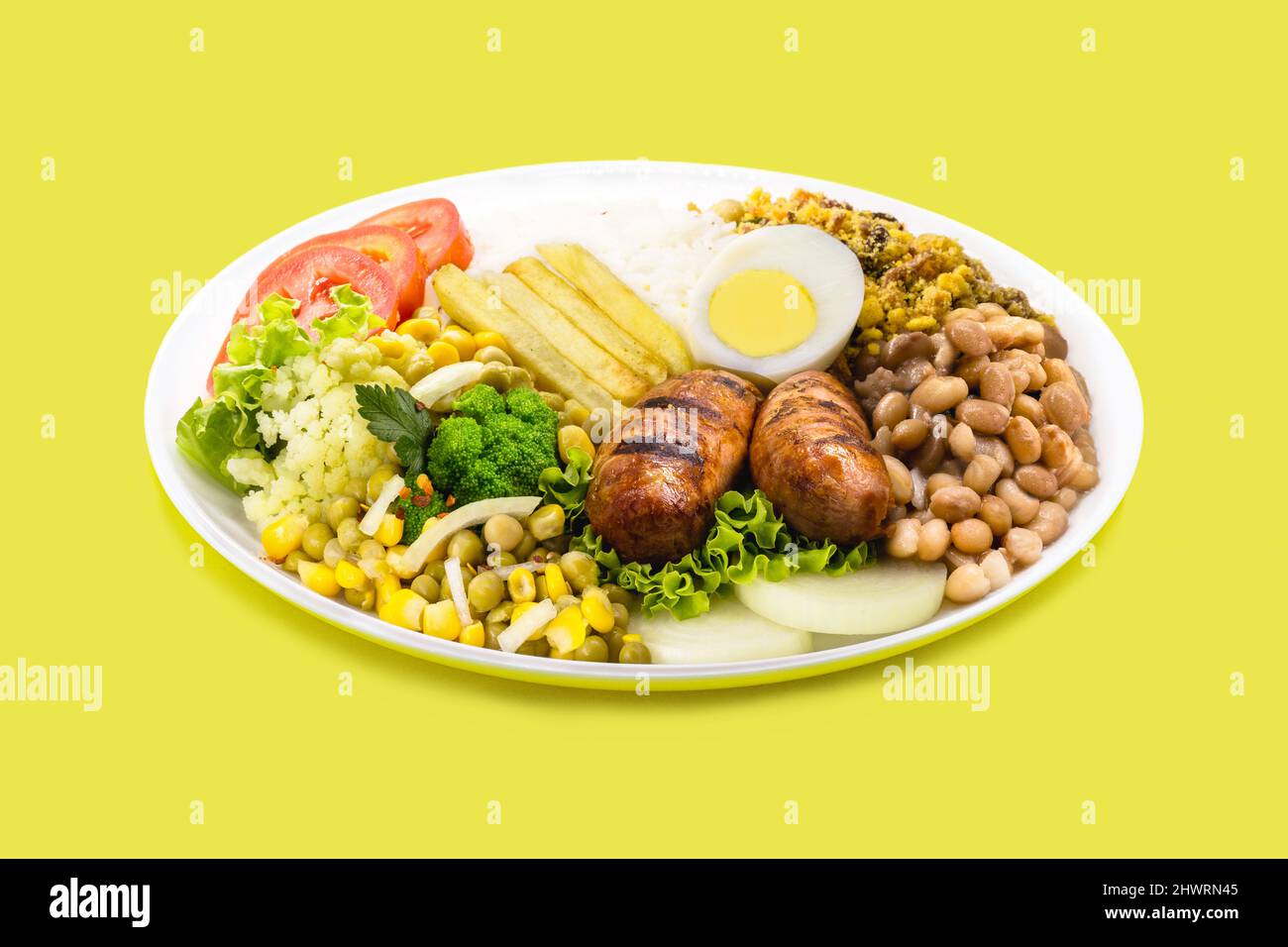 repas typiquement brésilien, riz et haricots, salade de tomates, œufs ...