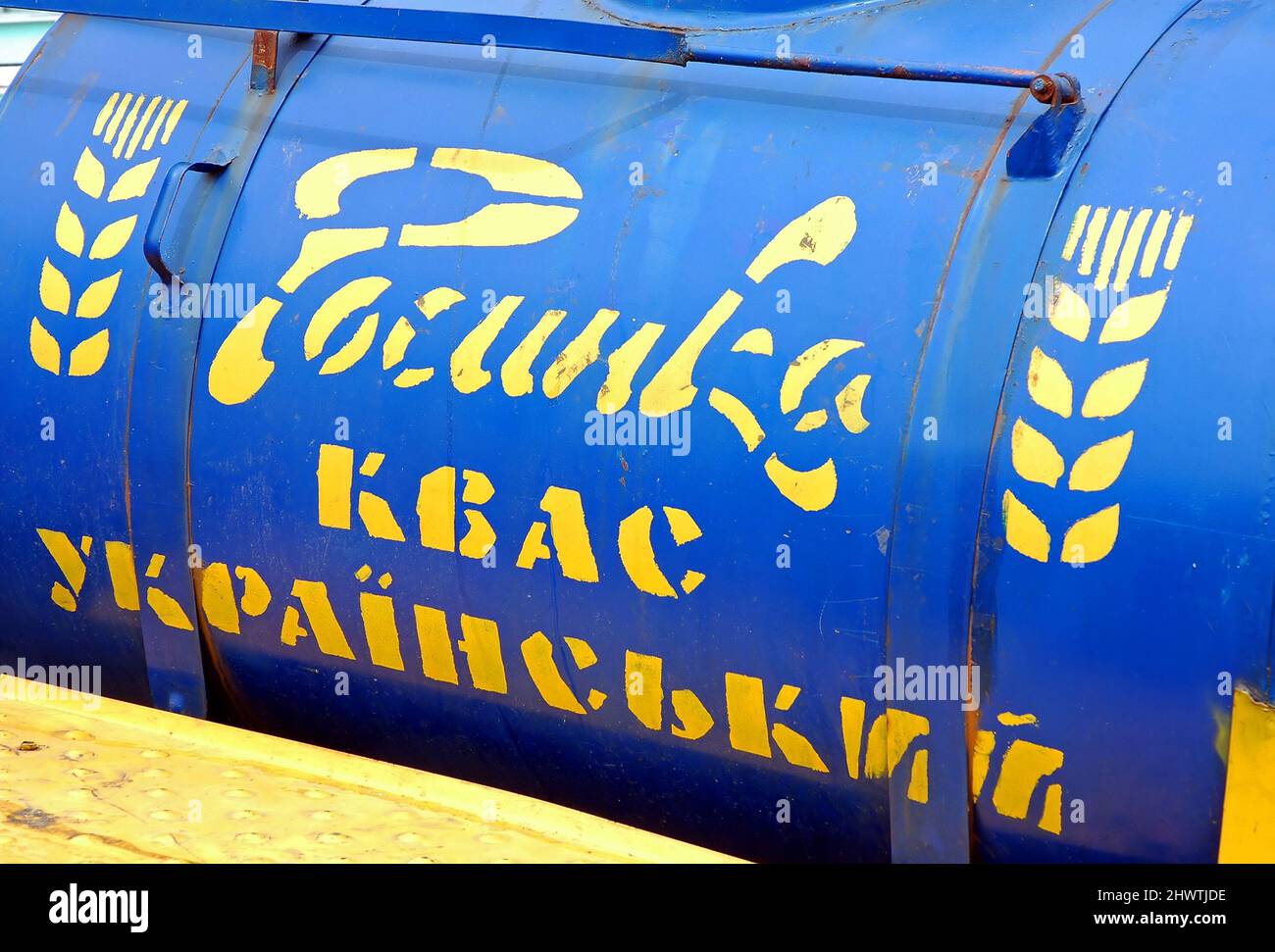 Kiev ou Kiev, Ukraine: Grand réservoir servant le kvas ukrainien de ...