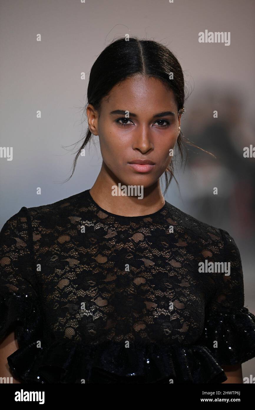 Le mannequin Cindy Bruna marche sur la piste au salon de la mode Elie ...