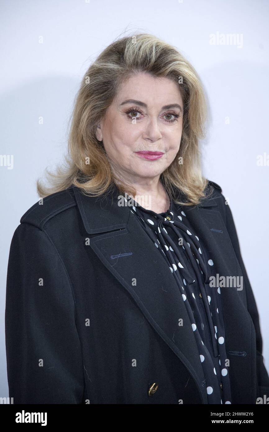 Catherine Deneuve participe au spectacle Louis Vuitton automne/hiver ...