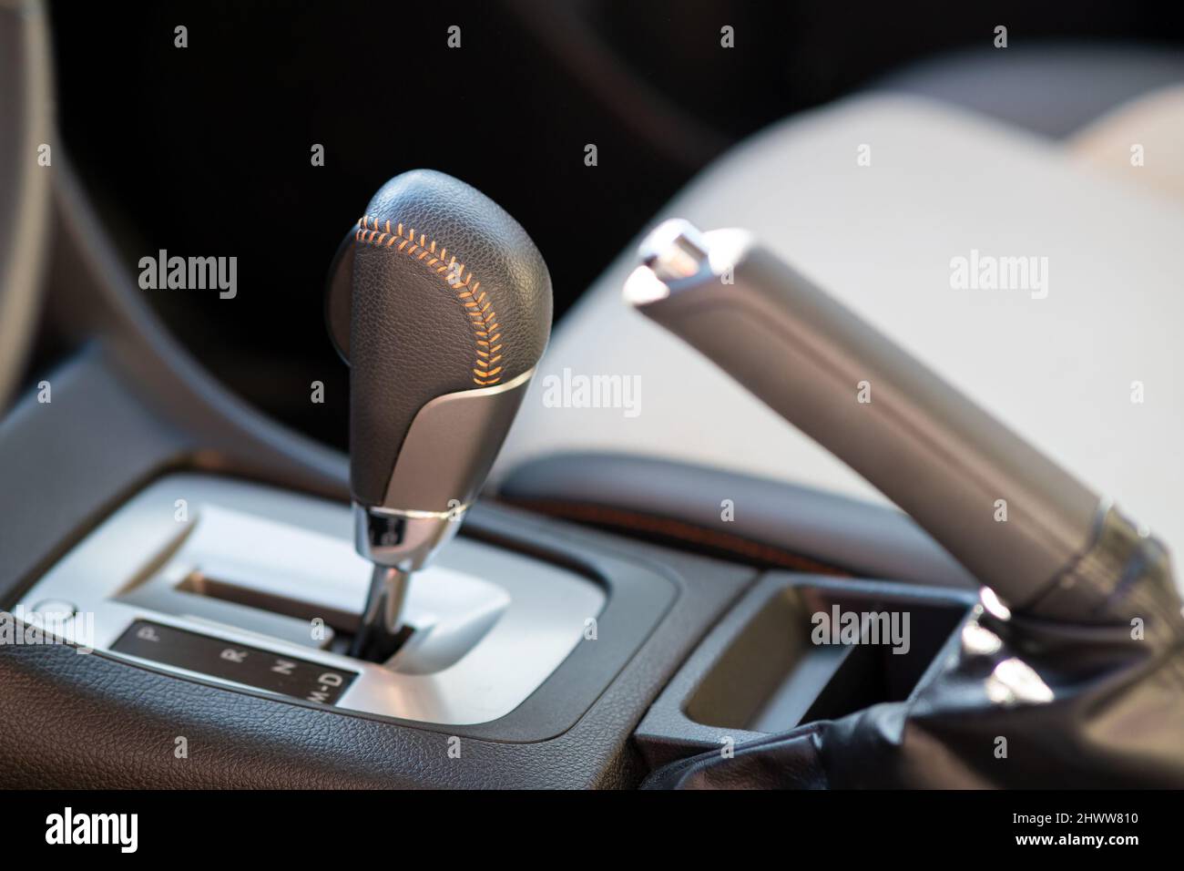 Gros plan du levier de vitesses de la boîte de vitesses automatique de ...