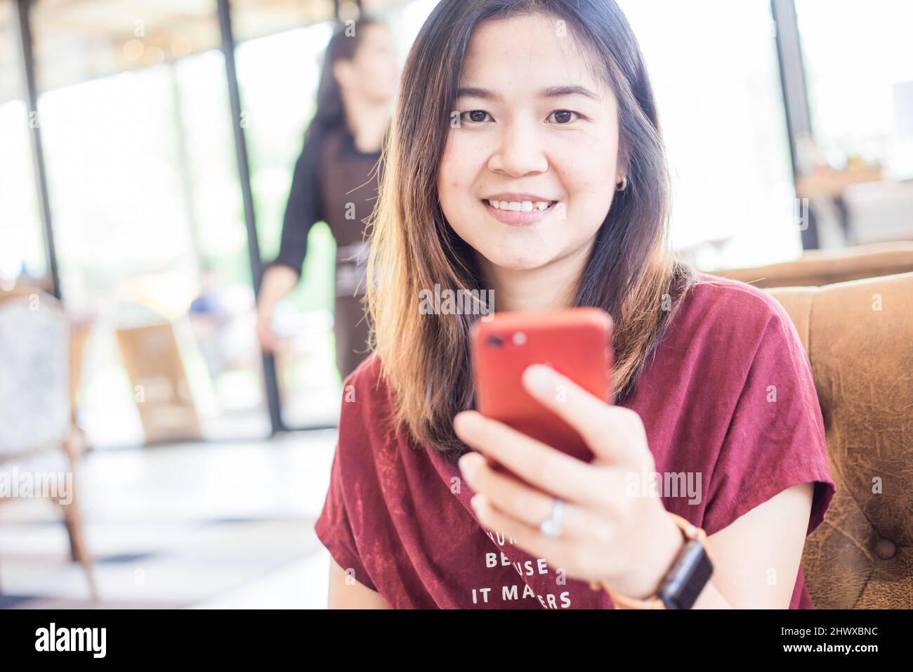 Les femmes en voyage d'affaires utilisent leur smartphone lorsqu'elles ... Les femmes en voyage d'affaires utilisent leur smartphone lorsqu'elles ...