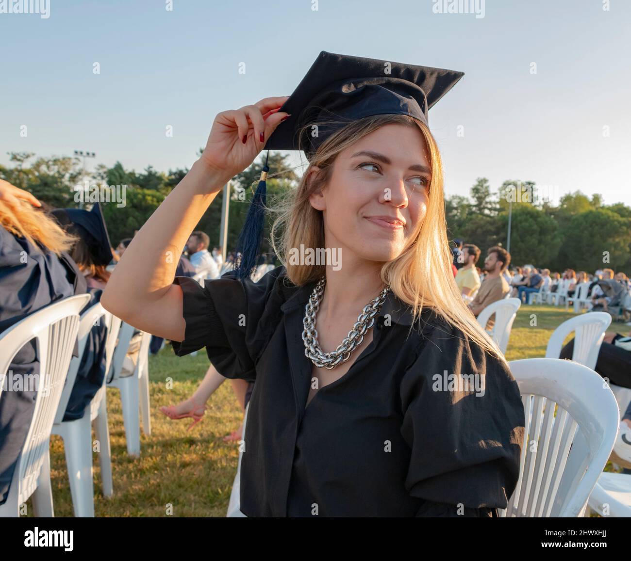 Étudiant gradué debout avec Cap. La jeune fille est diplômée de l ...