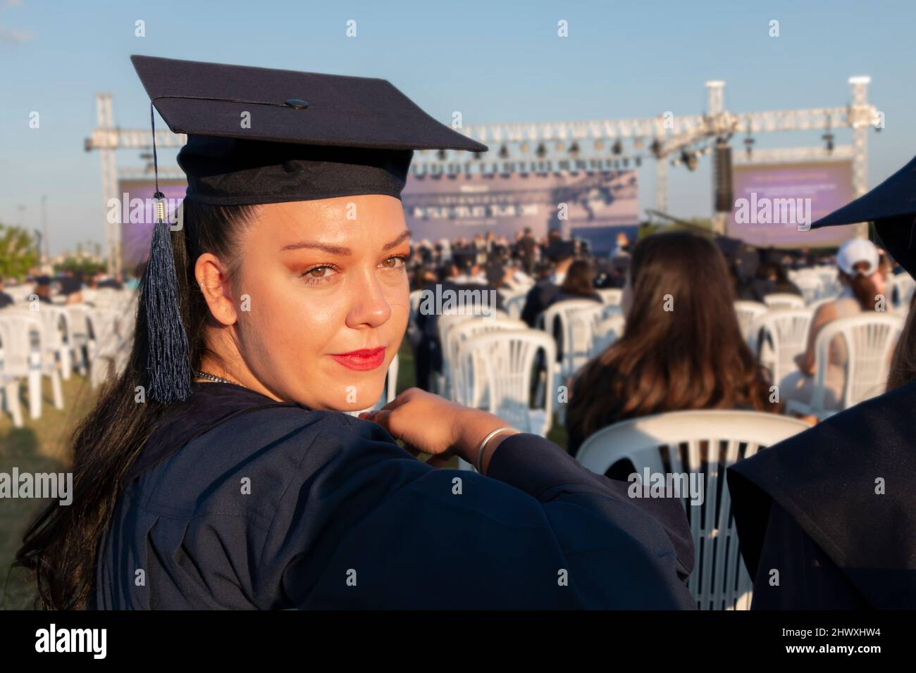 Étudiant gradué debout avec Cap. La jeune fille est diplômée de l ...