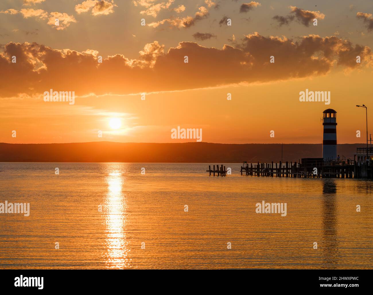 Village Podersdorf et la rive du lac Neusiedl. Le phare du port, le ...