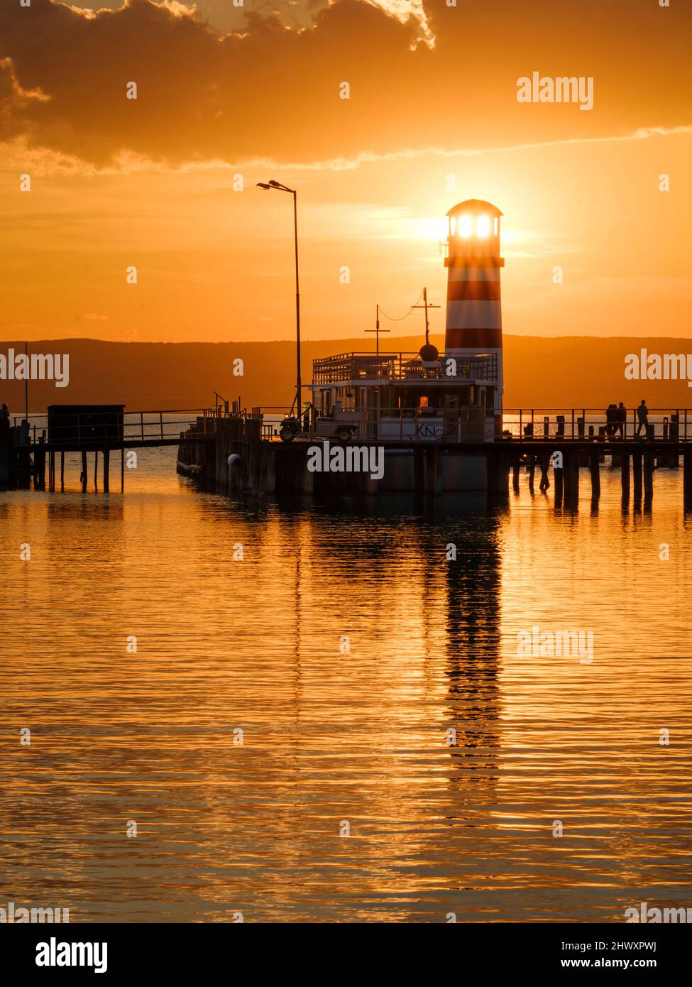 Village Podersdorf et la rive du lac Neusiedl. Le phare du port, le ...