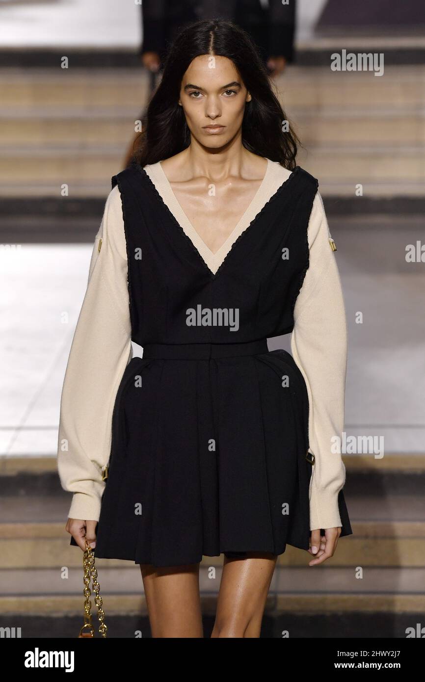 Model Grace Valentine marche sur la piste au Louis Vuitton Fashion Show ...