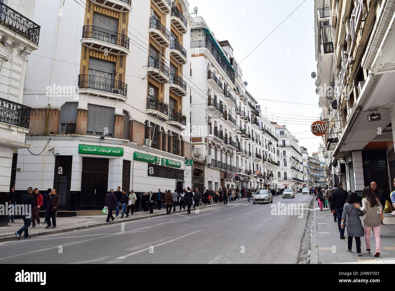Foule de personnes marchant dans la rue Didouche Mourad dans le centre ...
