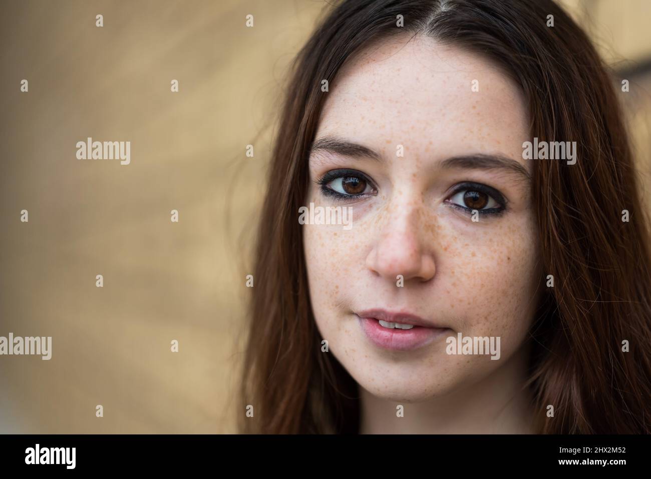 Portrait De Mode Dune Jeune Fille à Poil Dur Rouge De 18 Ans Debout