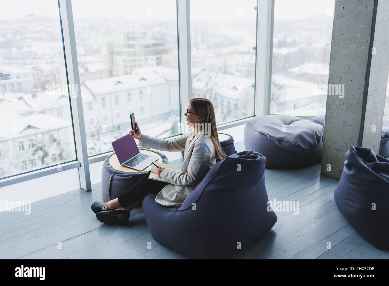 Une femme d'affaires pense en écrivant dans un ordinateur portable au travail. Femme moderne ...