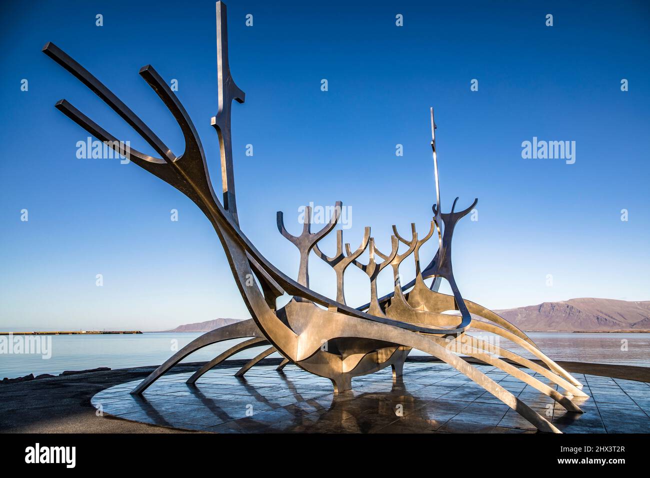Sculpture en acier dans la baie de Reykjavik, capitale de l'Islande. C ...