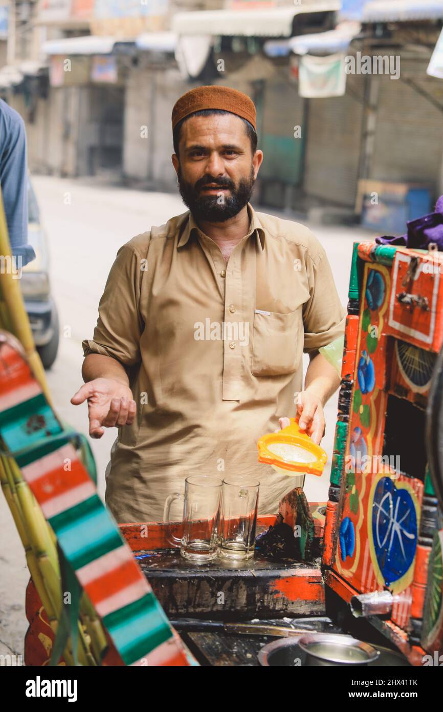 Portrait du vendeur du Pakistan dans le marché central de la ville de ...