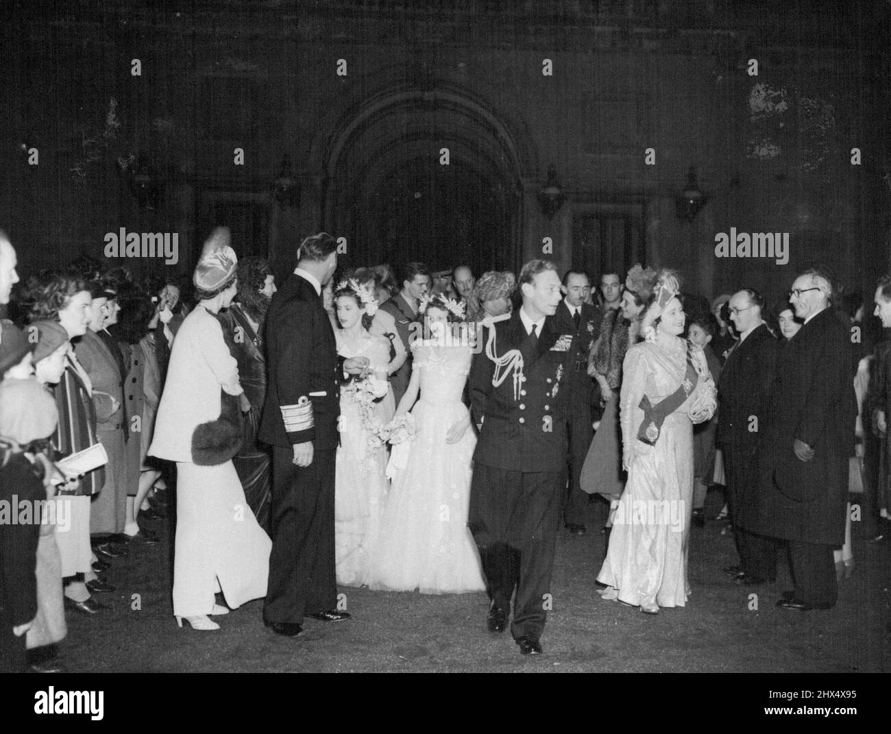 Le couple royal part pour la lune de miel -- le roi et la reine avec ...