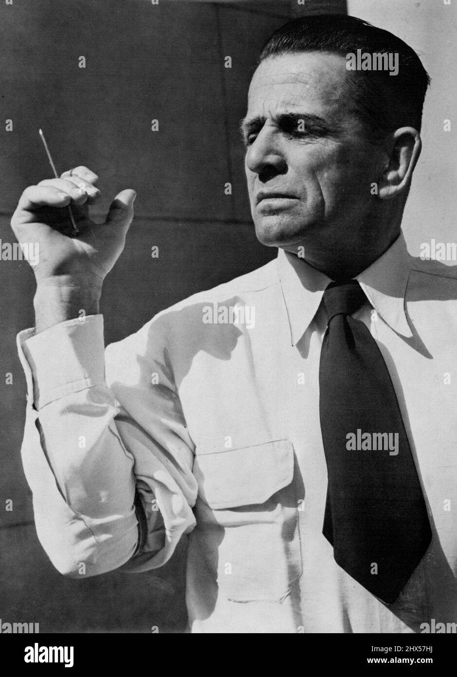 Marteau humain. Voici comment faire passer un clou à travers une ...