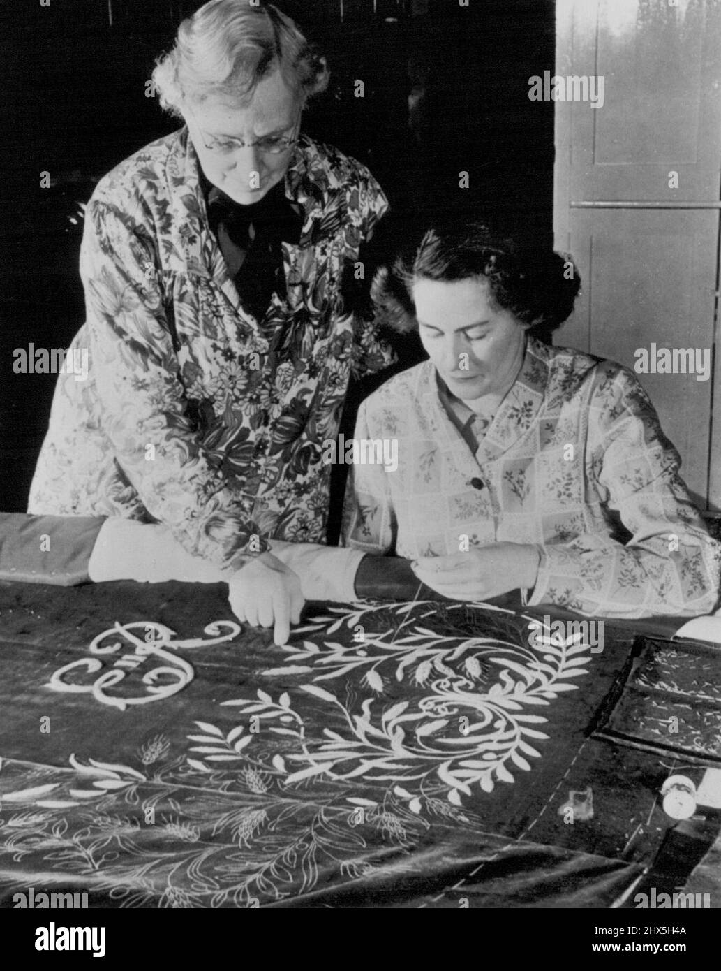 La robe couronnement en préparation -- Miss M. Bartlett, assis, fait le ...