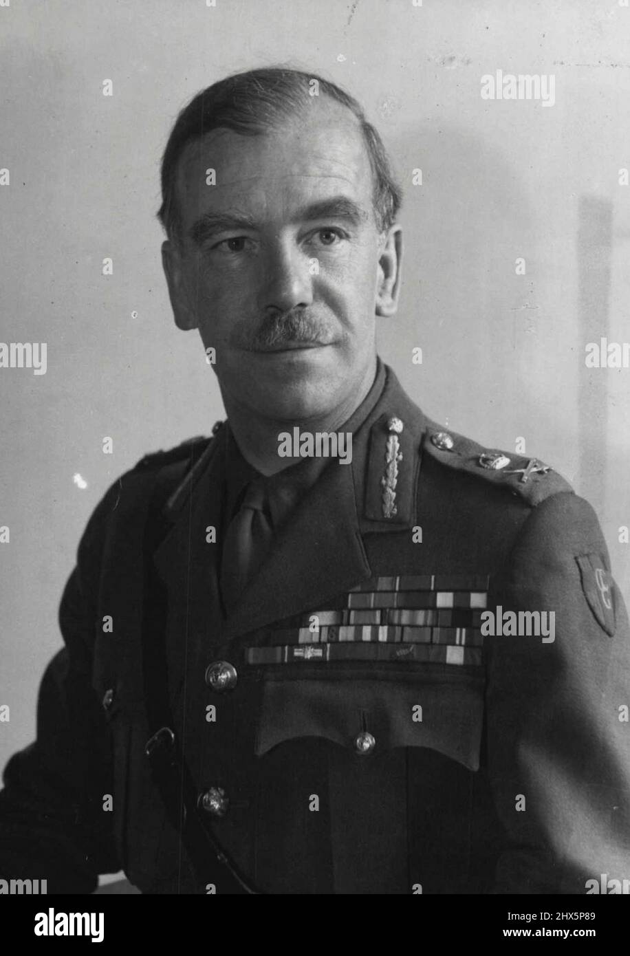 Un portrait récent du lieutenant-général Sir Brian H. Robertson, Bt ...