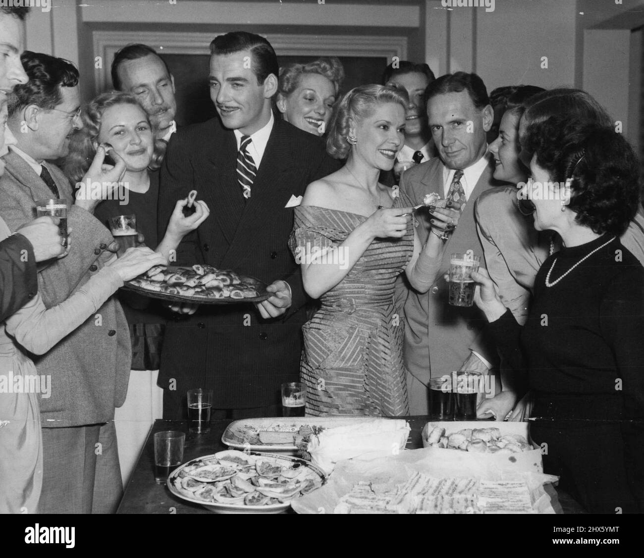 Stars of 'Dramen Girl', June Clyde et Stewart long, servant des membres ...