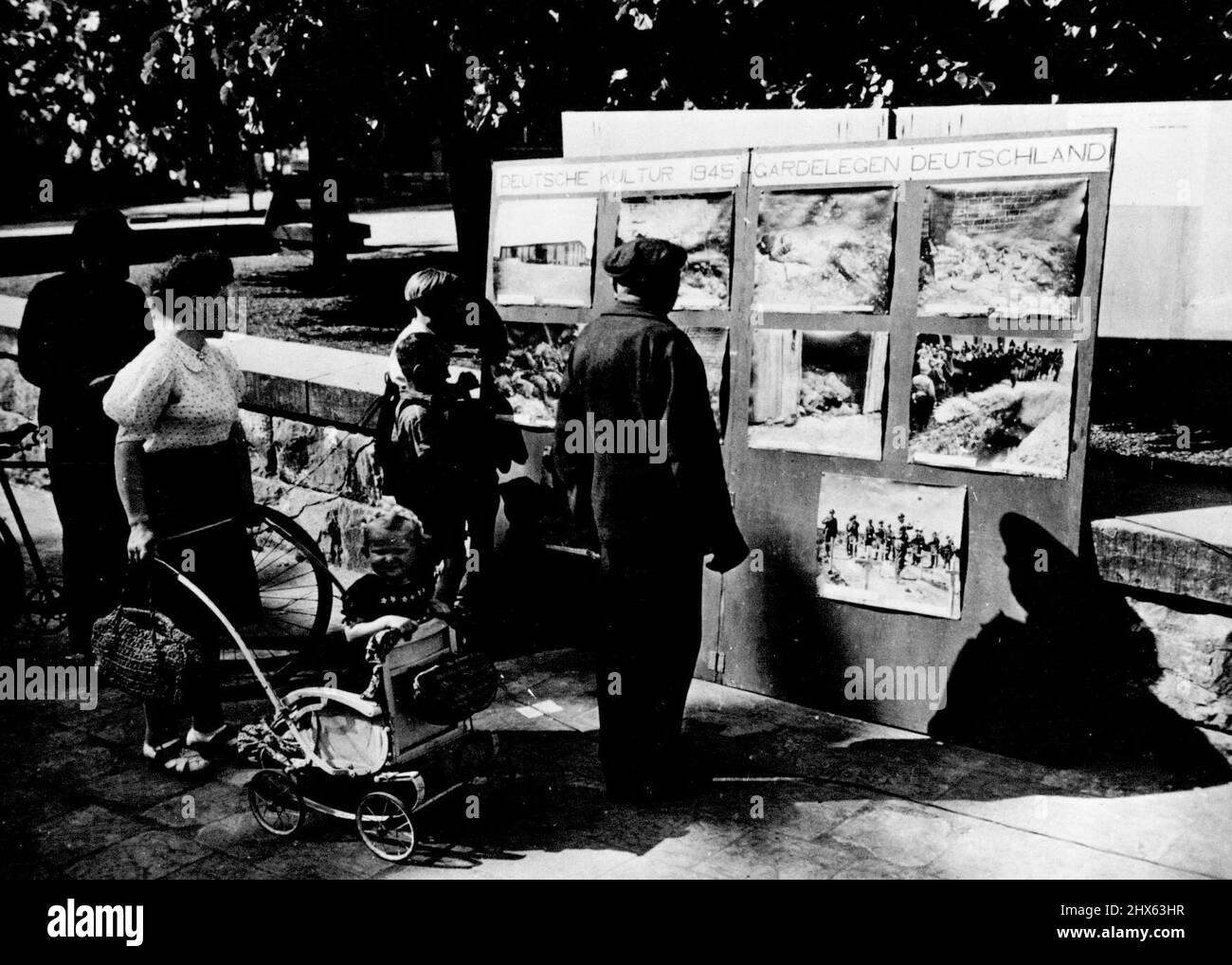 Allemands Voir les atrocités photos: Les civils de Beckum, Allemagne ...
