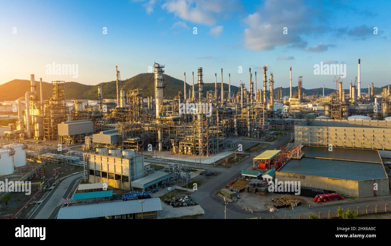 Vue aérienne du camion-citerne GPL au terminal de pétrole brut pour le ...