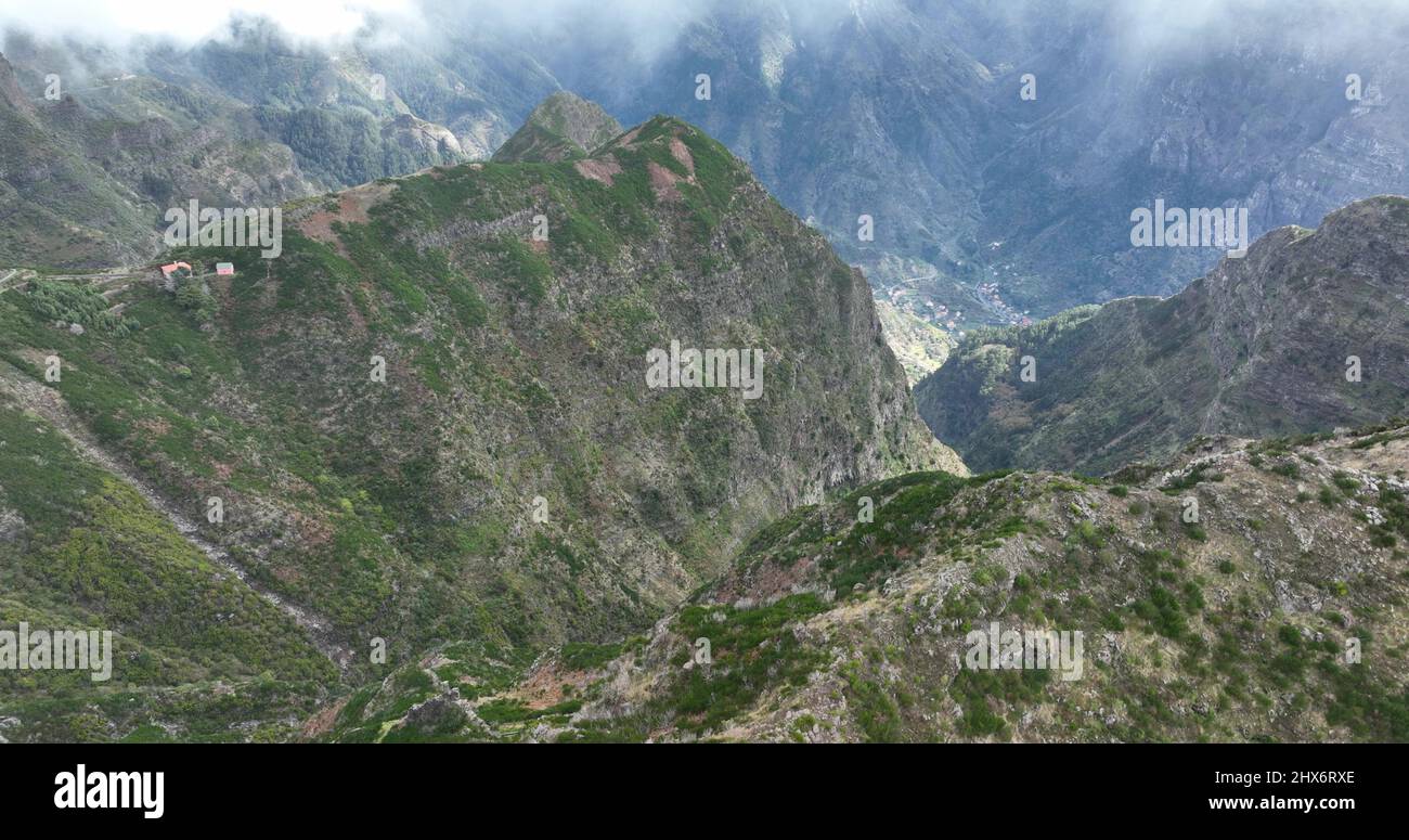 Île de Madère, route de montagne à travers les nuages avec des falaises ...