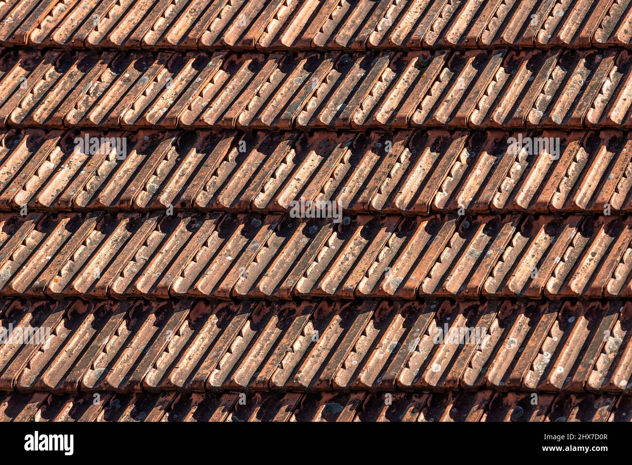Tuiles rouges. Toit en tuiles d'une vieille maison. Toits de tuiles ...