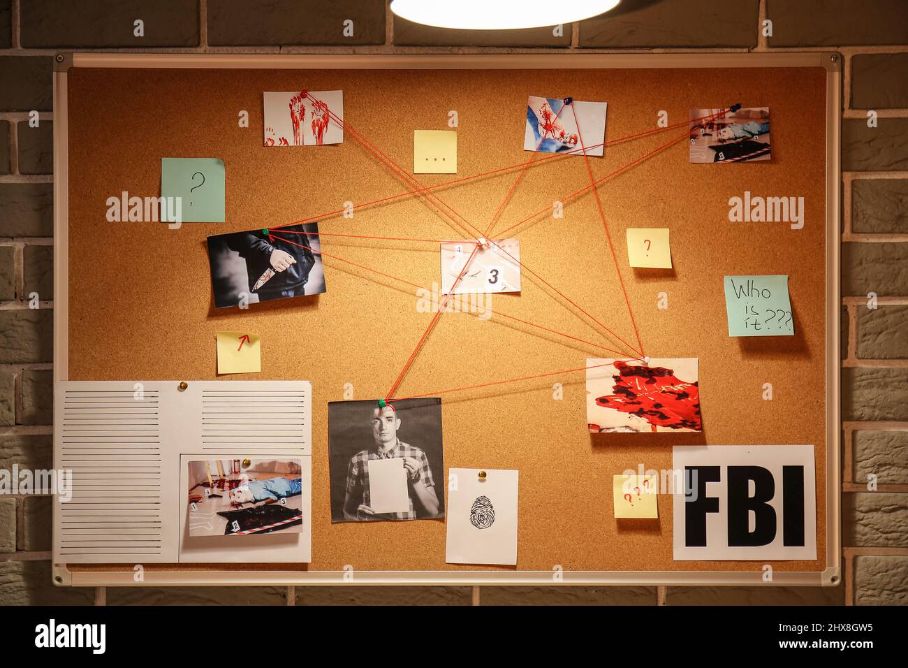 Tableau des crimes accroché au mur dans le bureau de l'agent du FBI ...