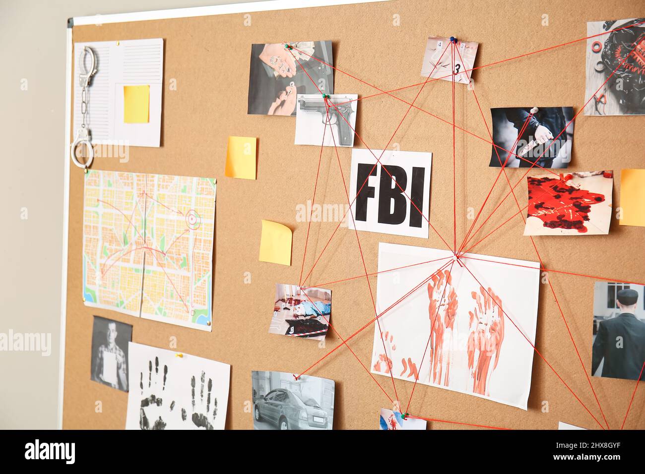 Tableau des crimes accroché au mur dans le bureau de l'agent du FBI ...