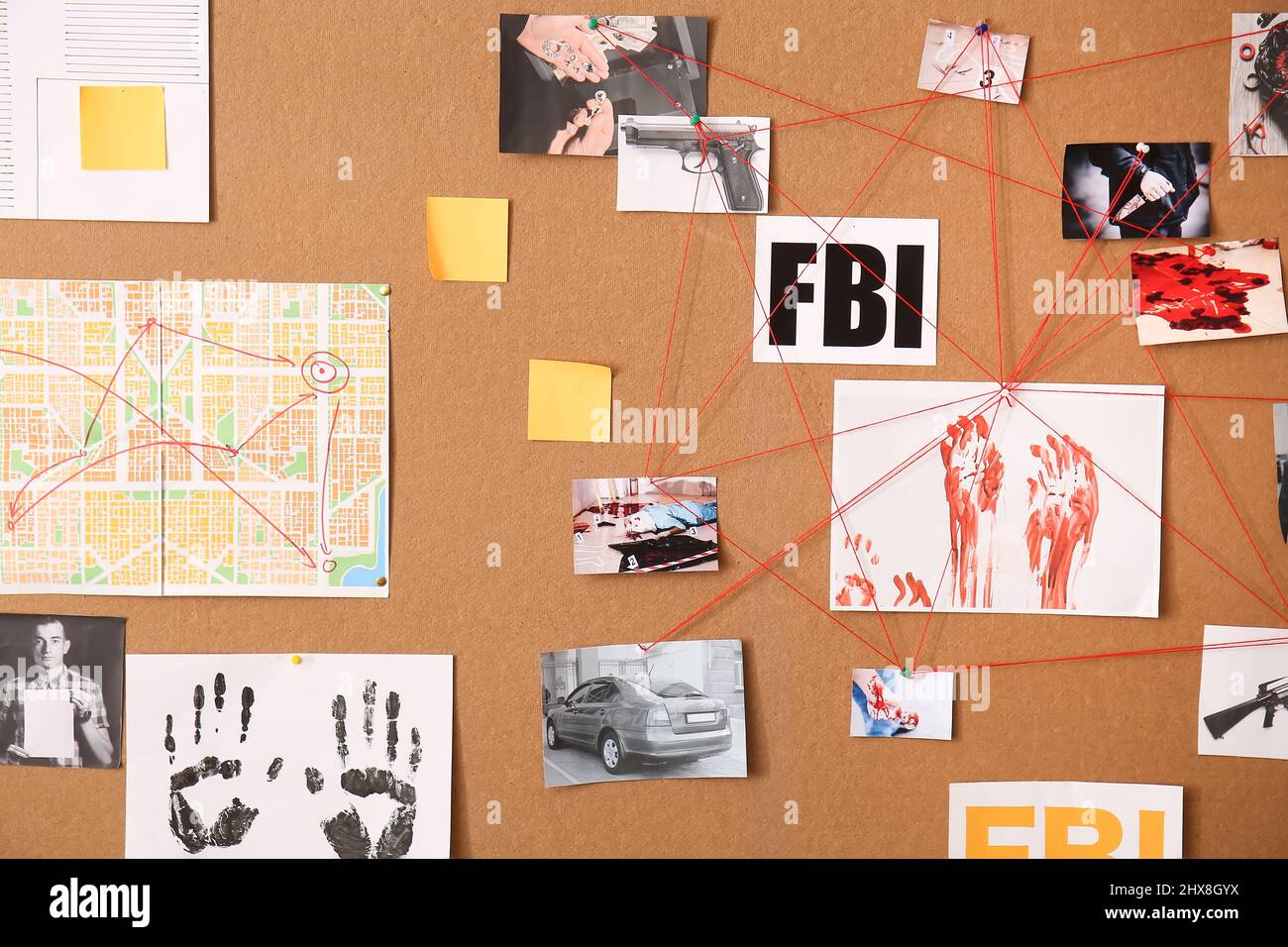 Tableau des crimes accroché au mur dans le bureau de l'agent du FBI ...