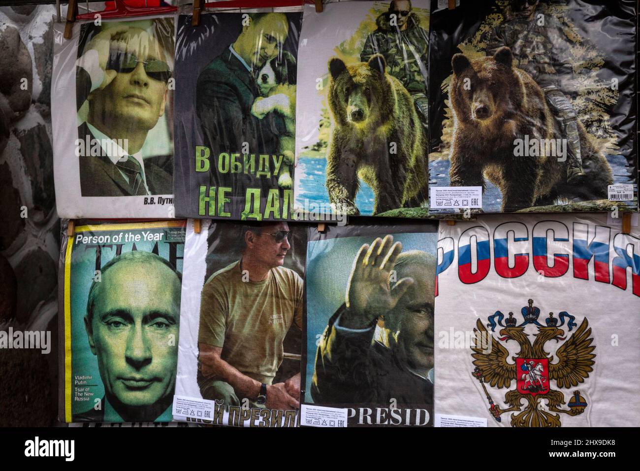Moscou, Russie. 11th mars, 2022 T-shirts avec portraits de Vladimir ...