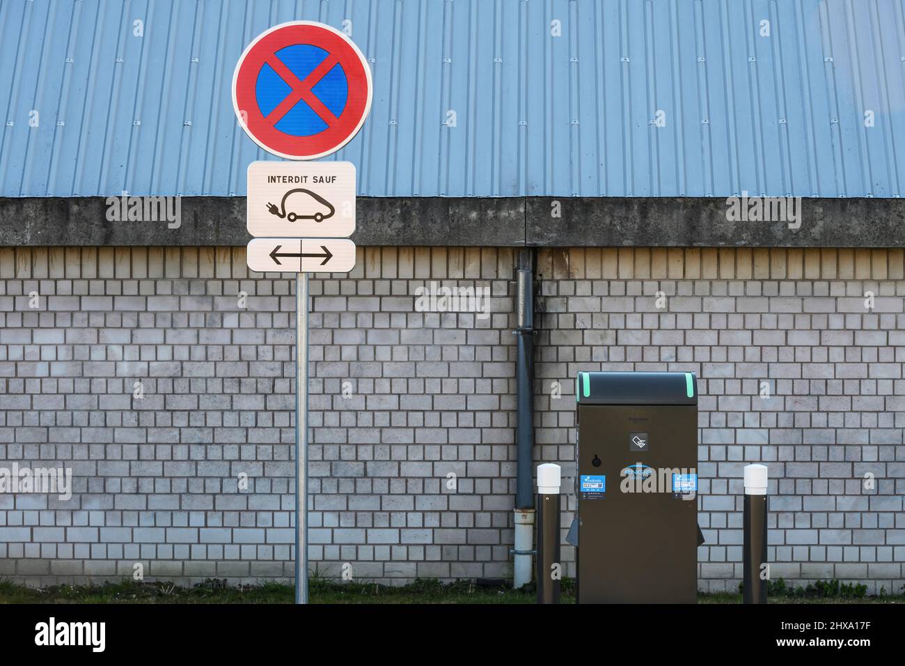 Strasbourg, France - 8 mars 2022 : panneau de signalisation pour les ...