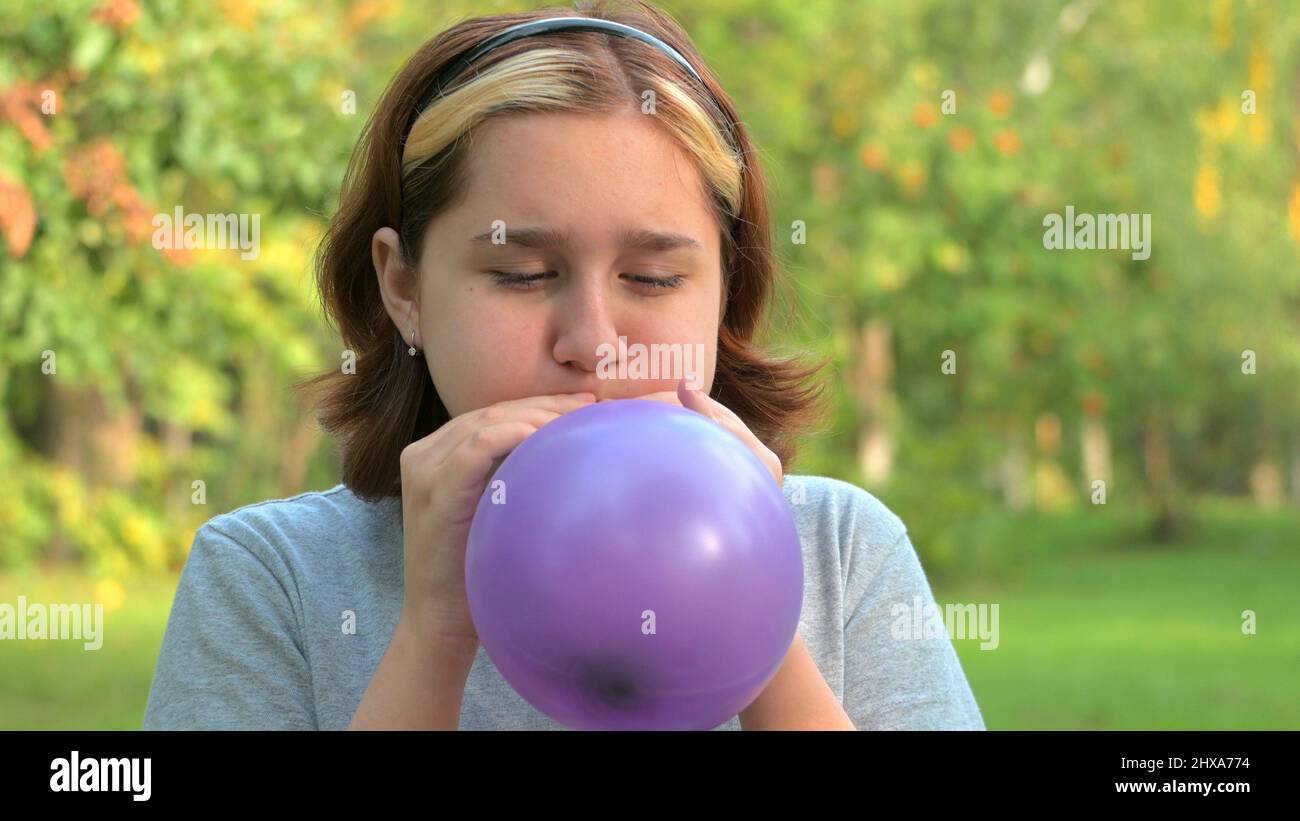 Fille gonfle ballon Banque de photographies et d’images à haute ...