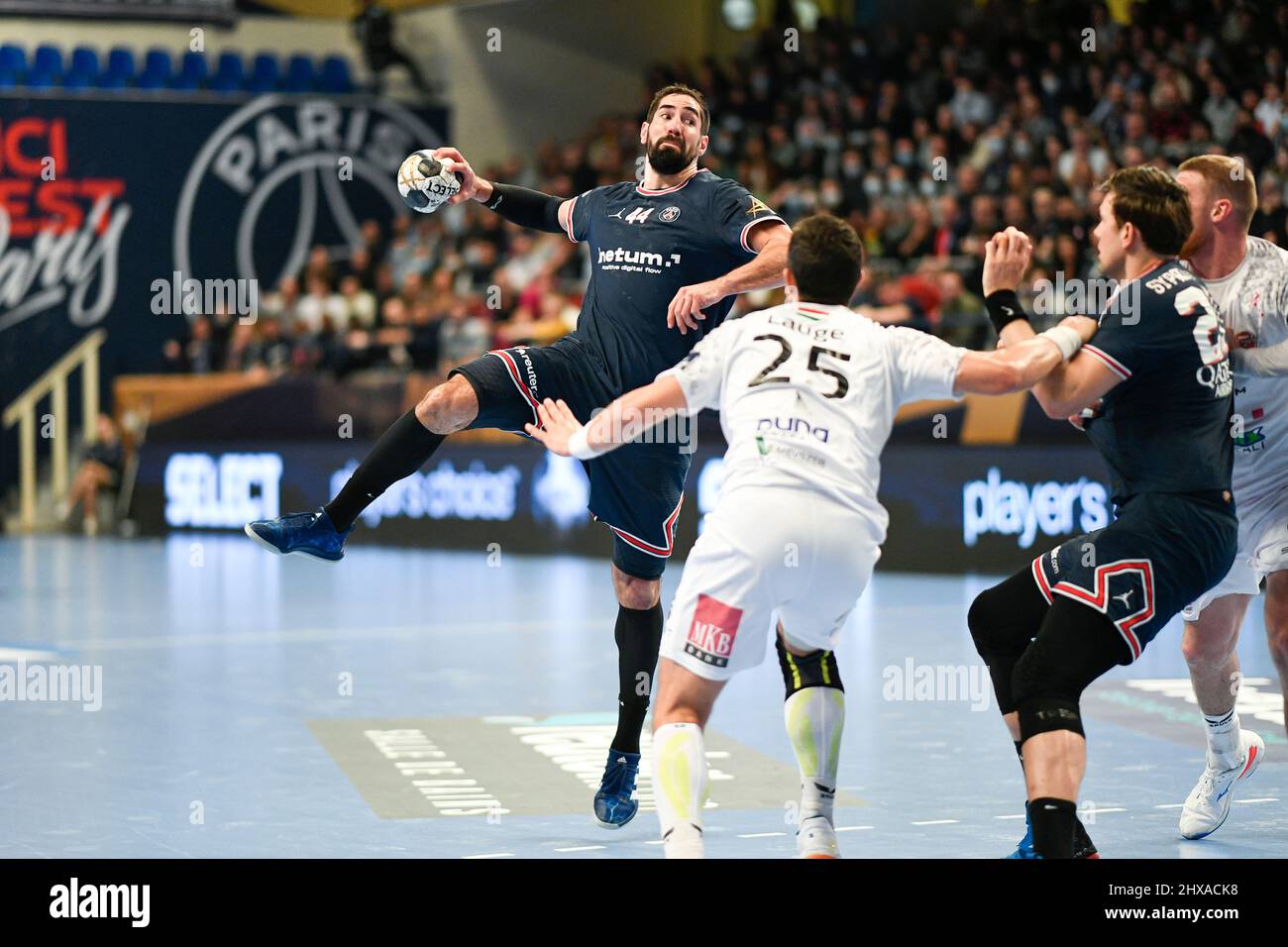 Nikola Karabatic du PSG tourne lors du match de handball de la EHF ...