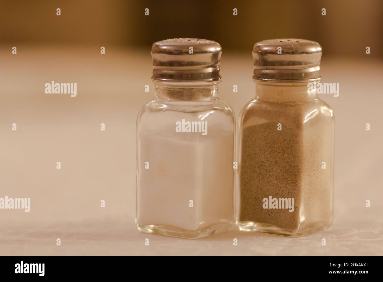 Le noir et le poivre et le sel dans un shaker de sel et de poivre sur ...