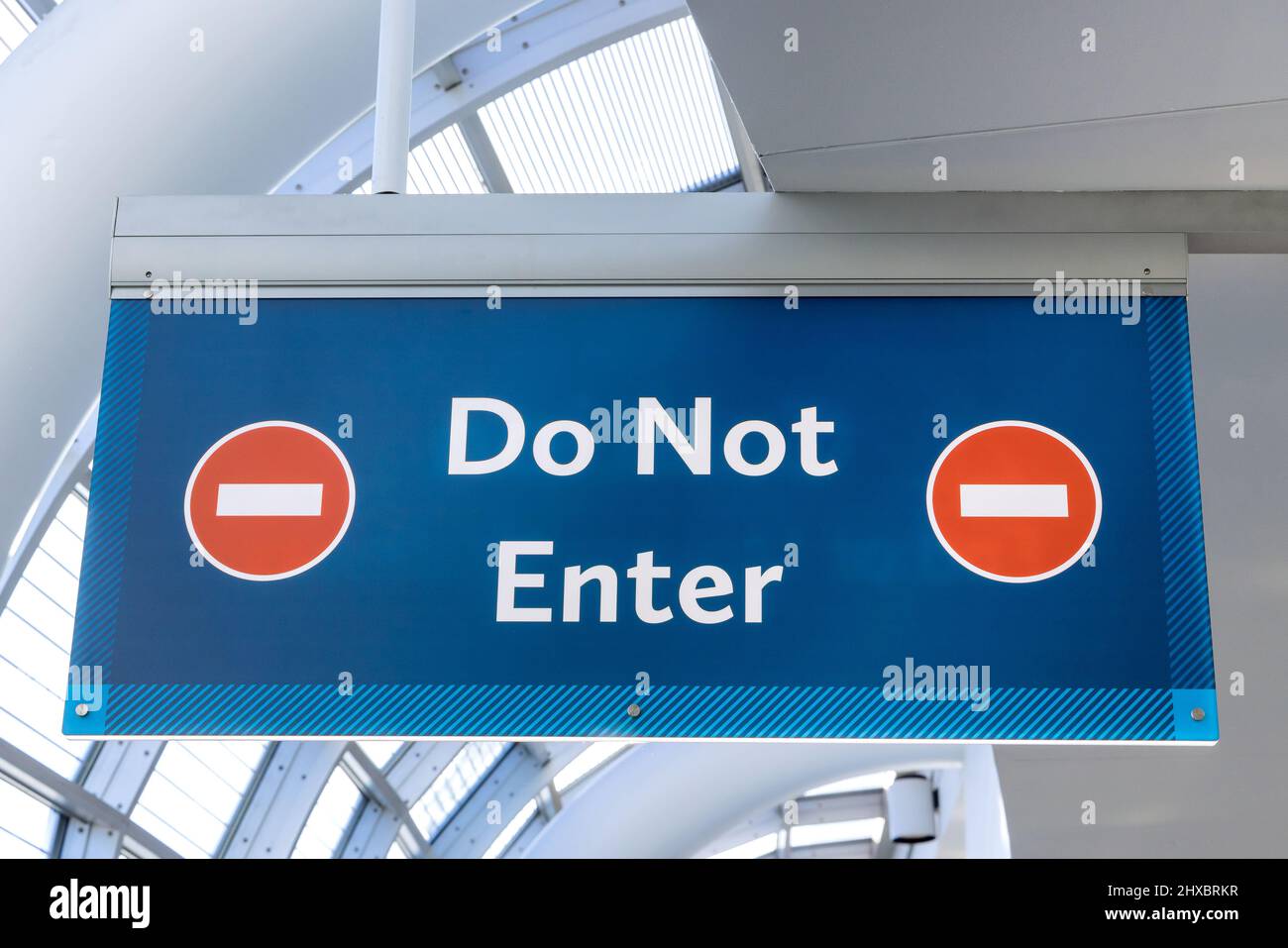 Panneau de signalisation de l'aéroport ne pas entrer dans l'aérogare ...