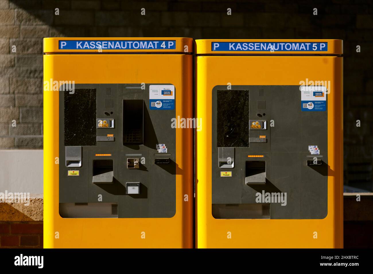 Automatic parking ticket machine Banque de photographies et d’images à ...