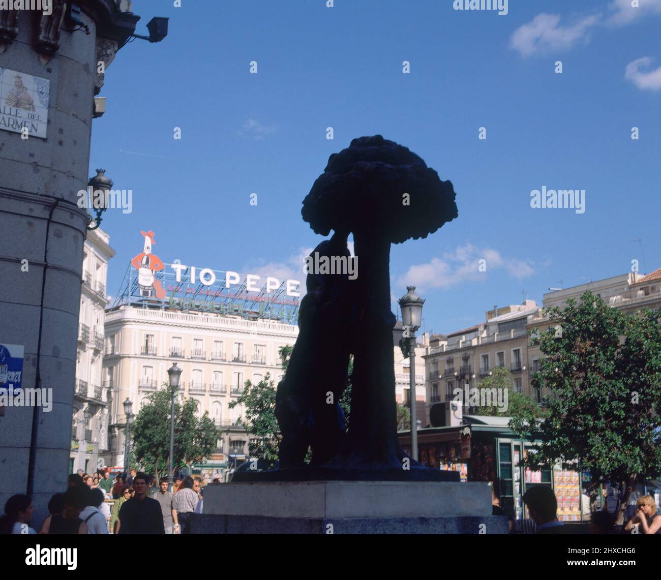 ESTATUA DEL OSO Y EL MADROÑO AL FONDO EL EDIFICIO CON LA PUBLICIDAD DEL ...