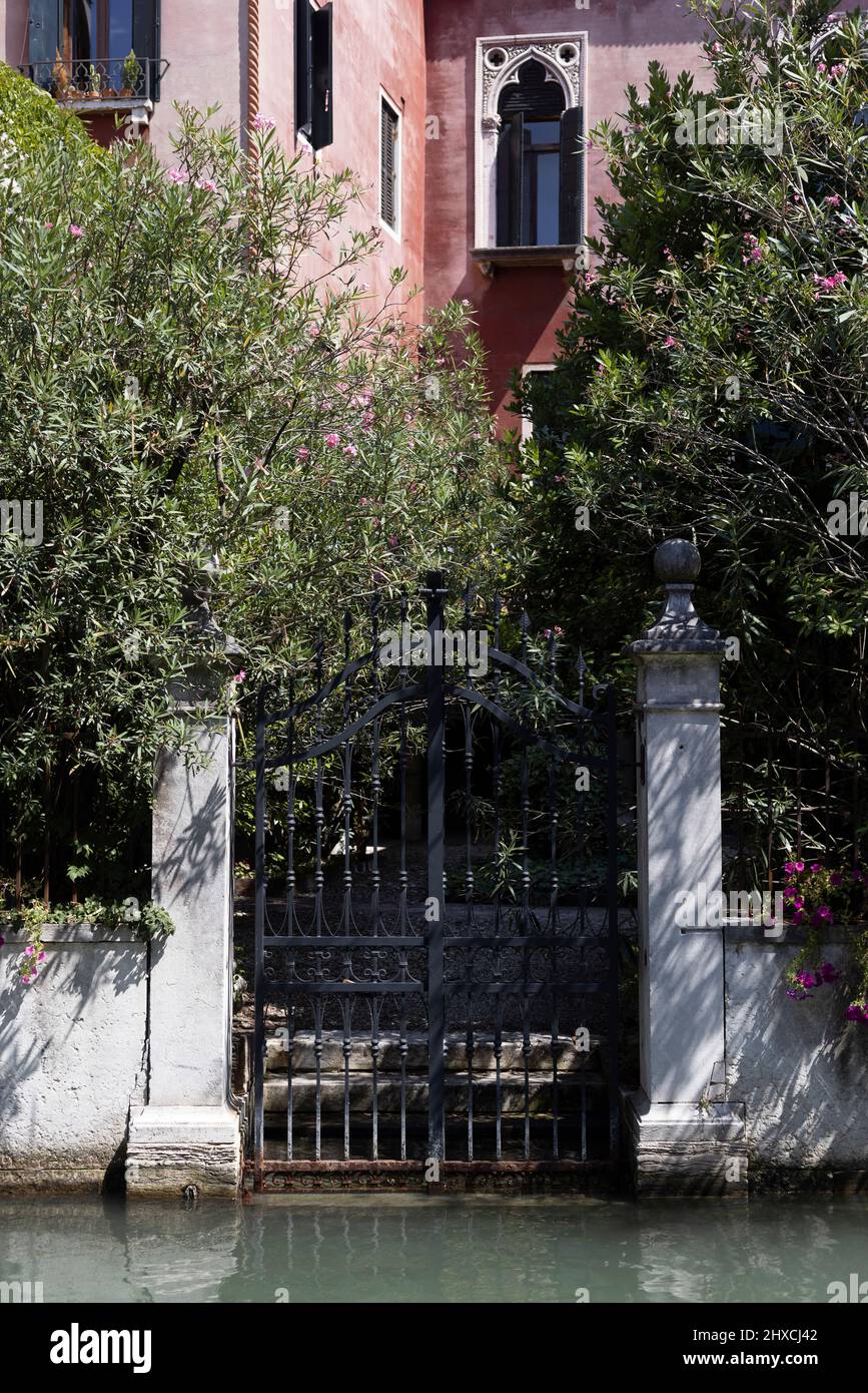 Jardin caché derrière une porte en treillis à Venise, en Italie Photo ...