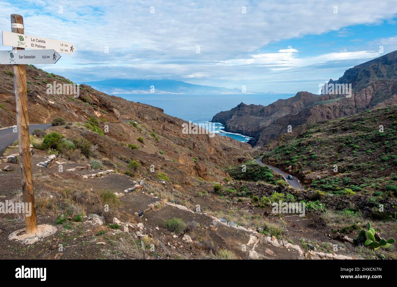 Sentier de randonnée jusqu'à la Playa de la Caleta sur la Gomera avec le volcan du Mont Teide ...