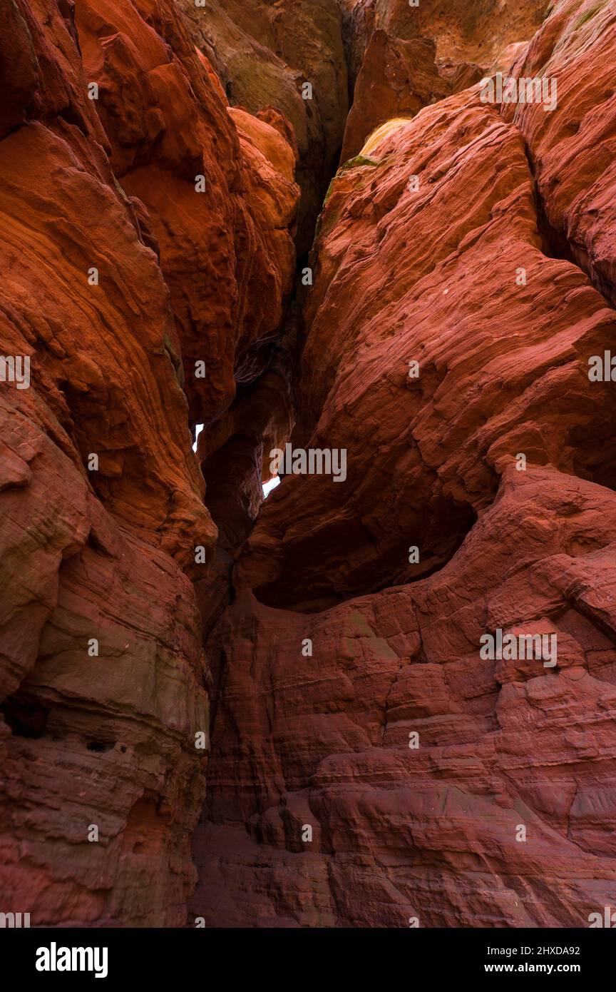 Ancien château de roche, formation de roche de grès rouge près d ...