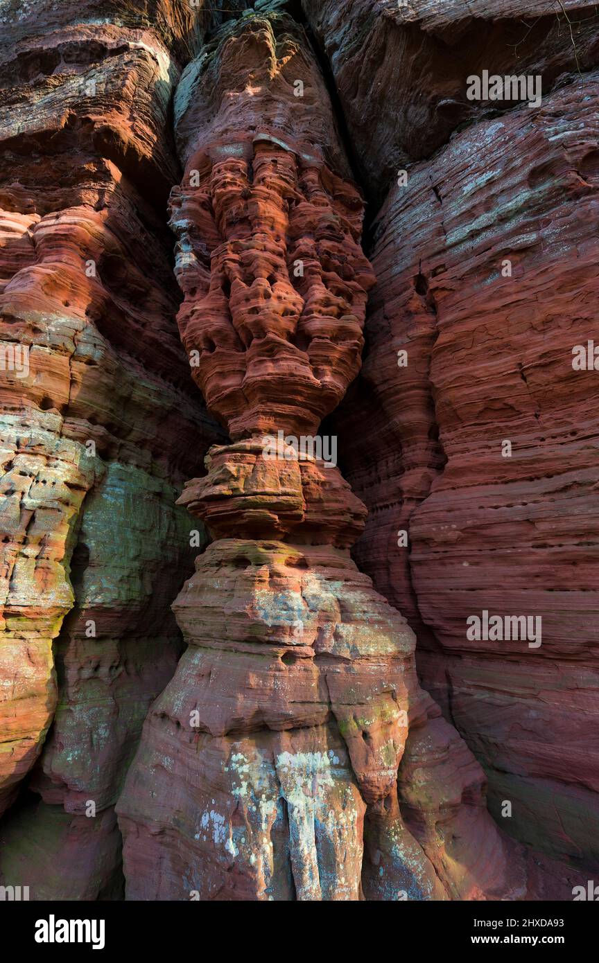 Ancien château de roche, formation de roche de grès rouge près d ...