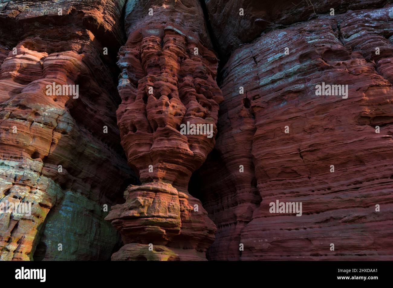 Ancien château de roche, formation de roche de grès rouge près d ...