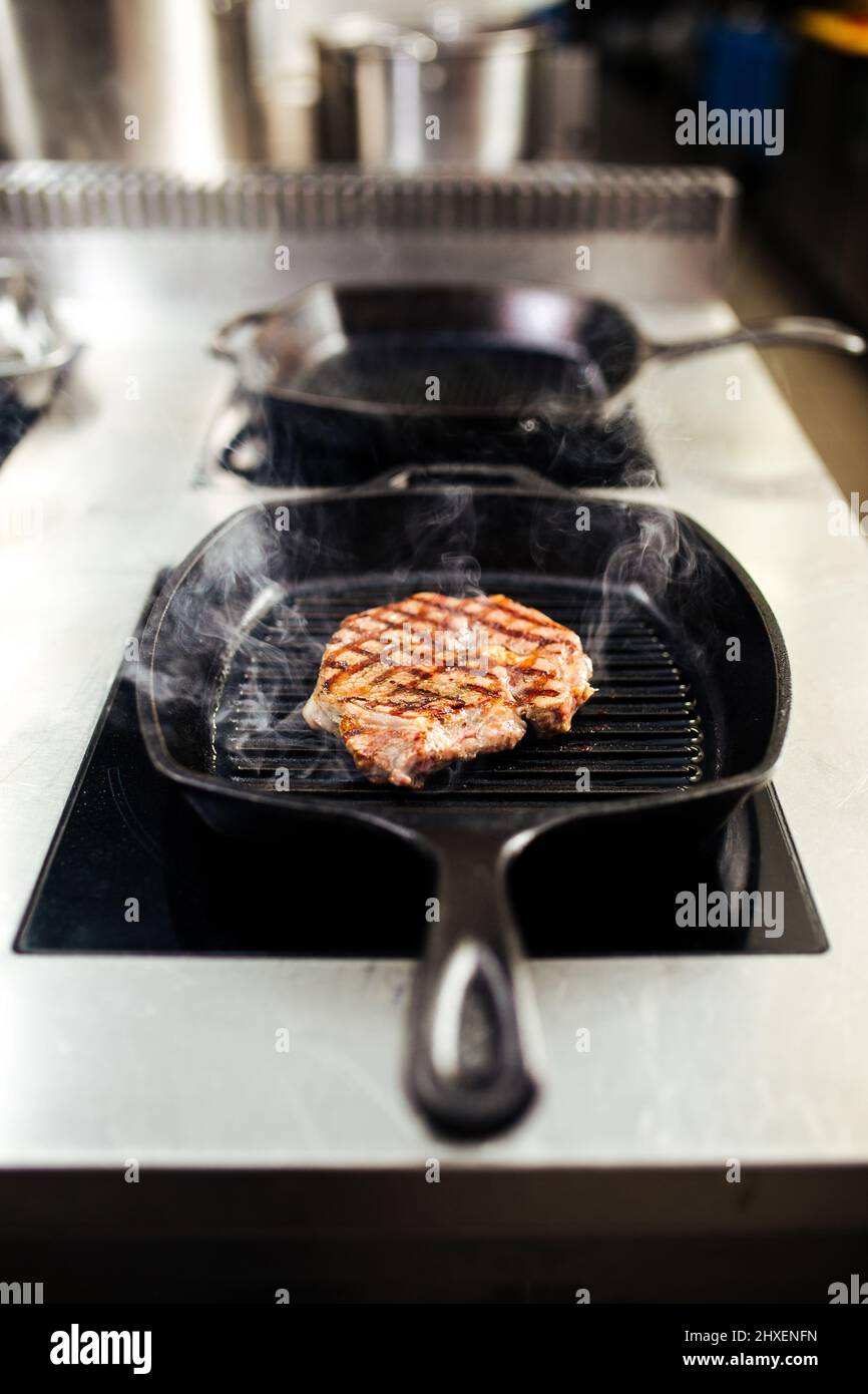 Cuisson du steak de boeuf Banque de photographies et d’images à haute ...