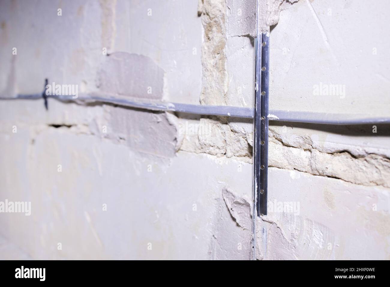 Câble électrique posé sur le mur. Remplacement du câblage. Lumière de ...