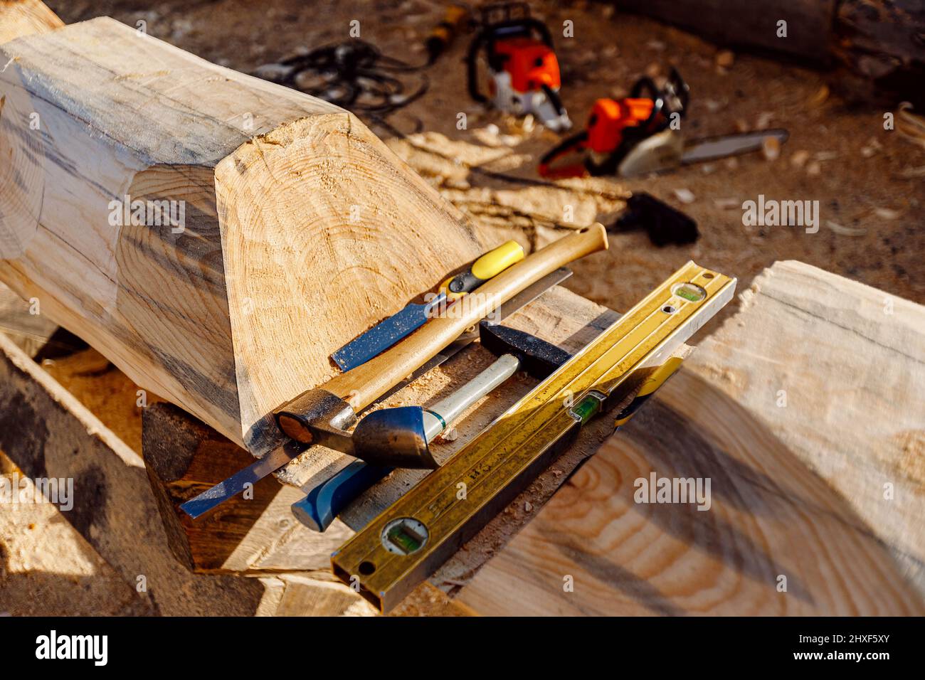 Outil pour travailler sur un burin à bois, un maillet, une tronçonneuse ...