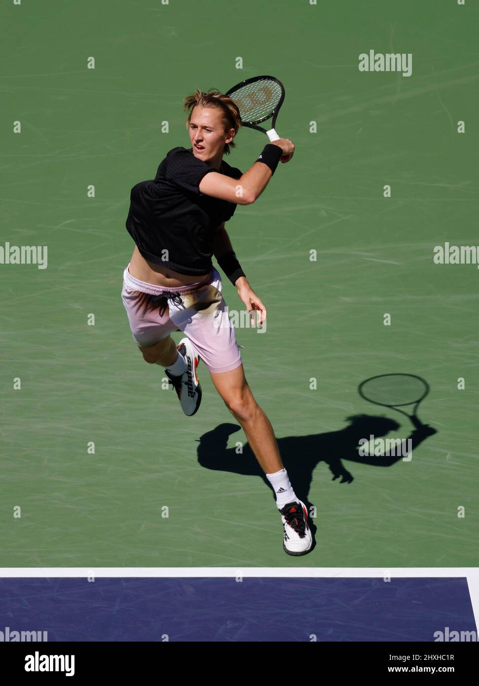 12 mars 2022 Sebastian Korda retourne un coup de feu contre Rafael ...