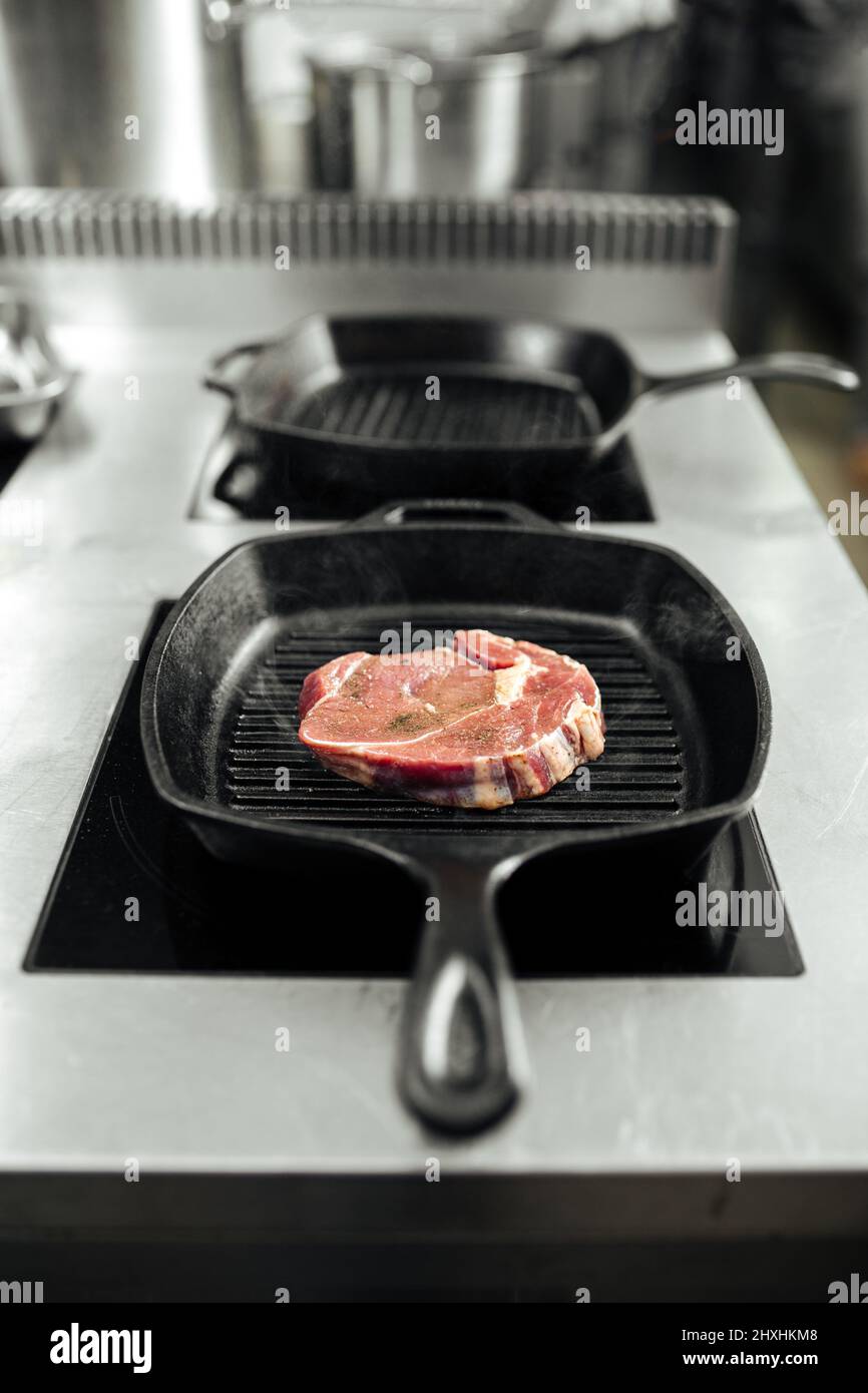 Cuisson du steak de boeuf Banque de photographies et d’images à haute ...