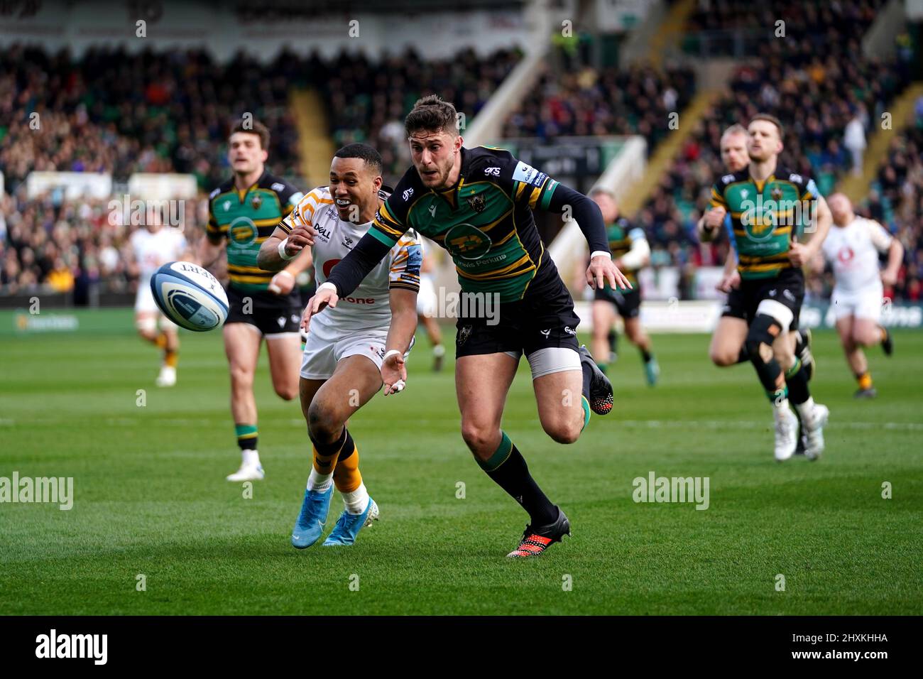 James Grayson de Northampton Saints (à droite) se coupe pour tenter de ...